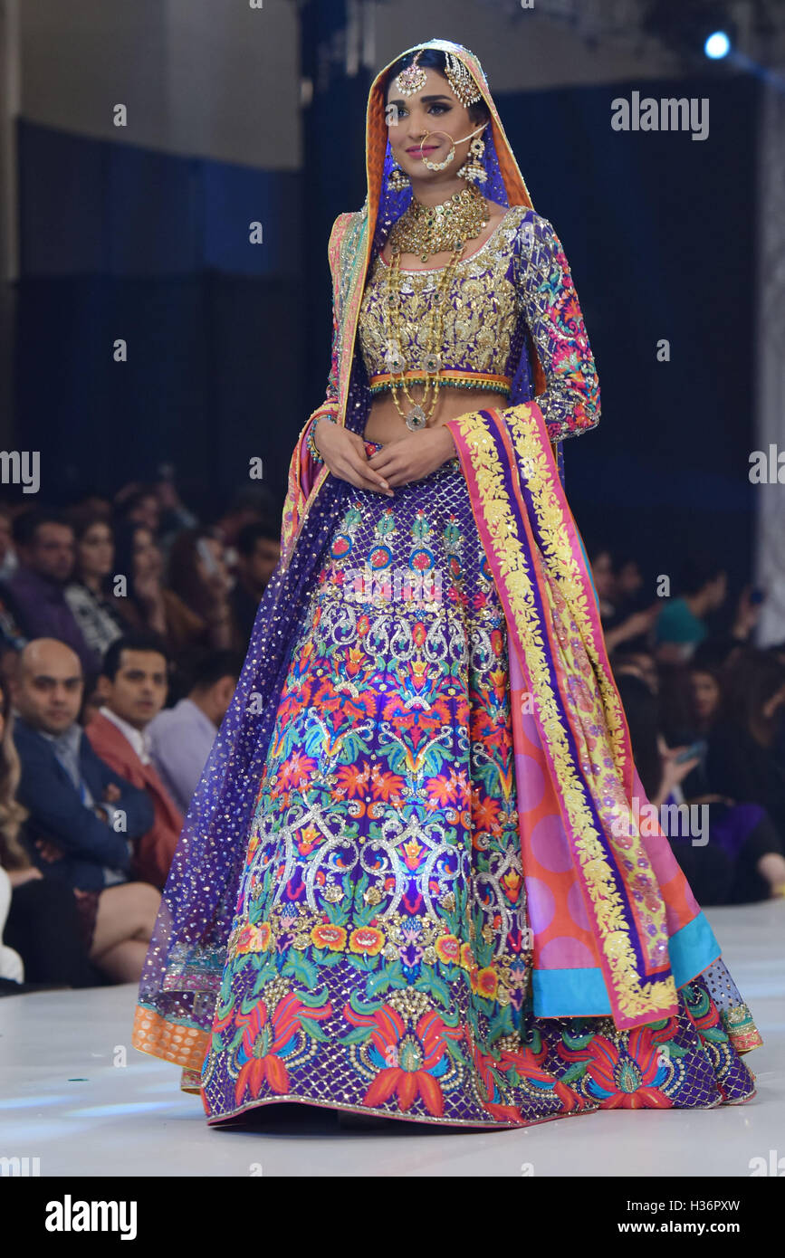 Lahore, Pakistan. 01st Oct, 2016. Pakistani models present creations by ...