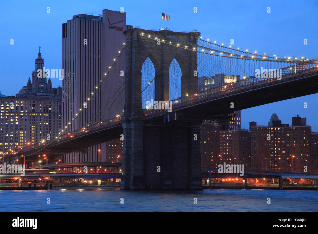 The night view of Brooklyn Bridge with the skyline of Lower Manhattan ...