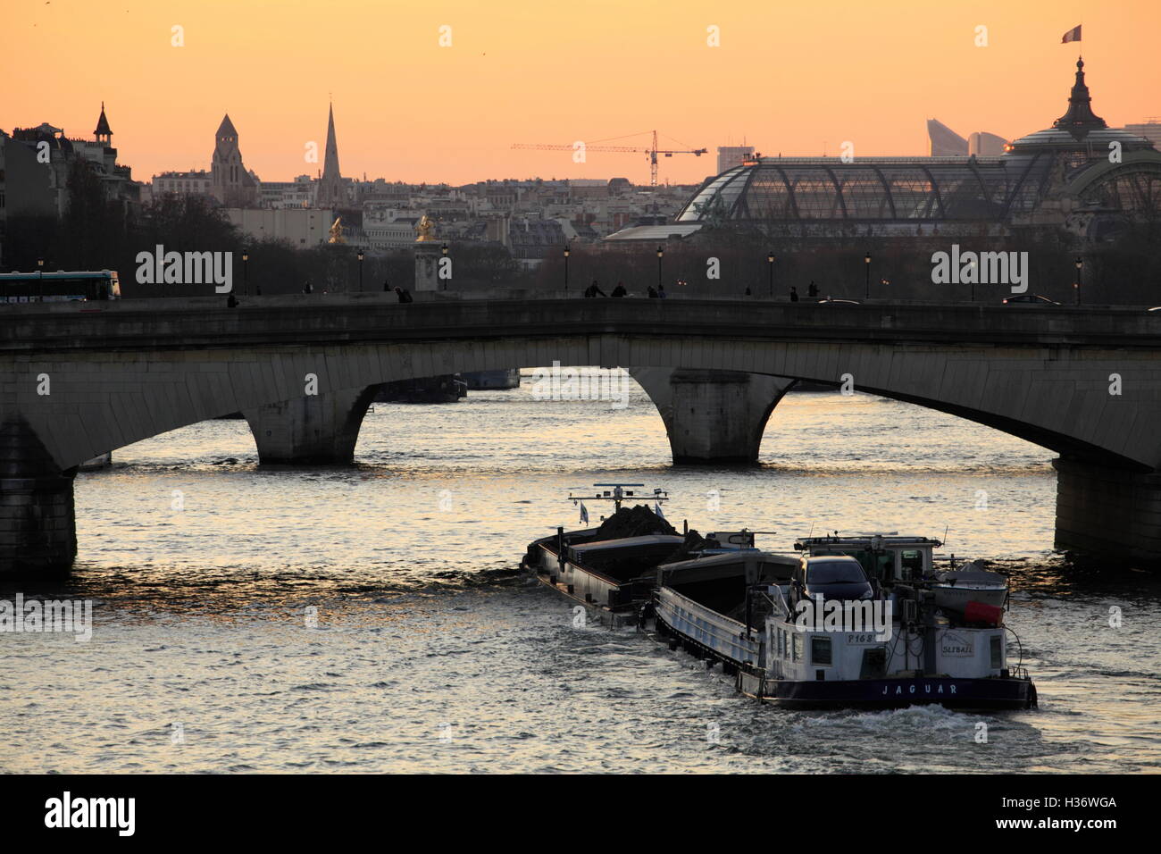 Seine river barges hi-res stock photography and images - Alamy