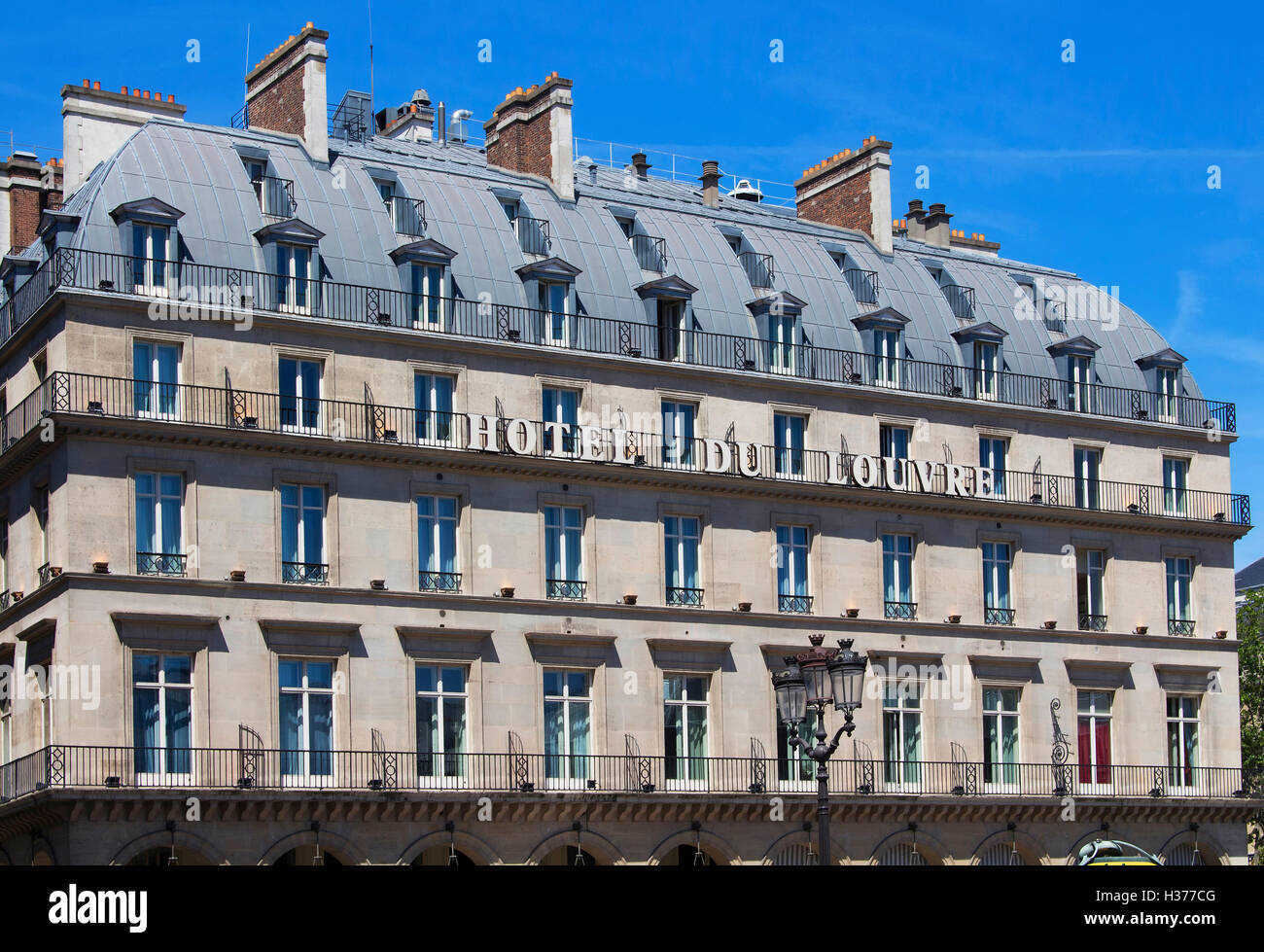 Elegant facade paris hotel hi-res stock photography and images - Alamy