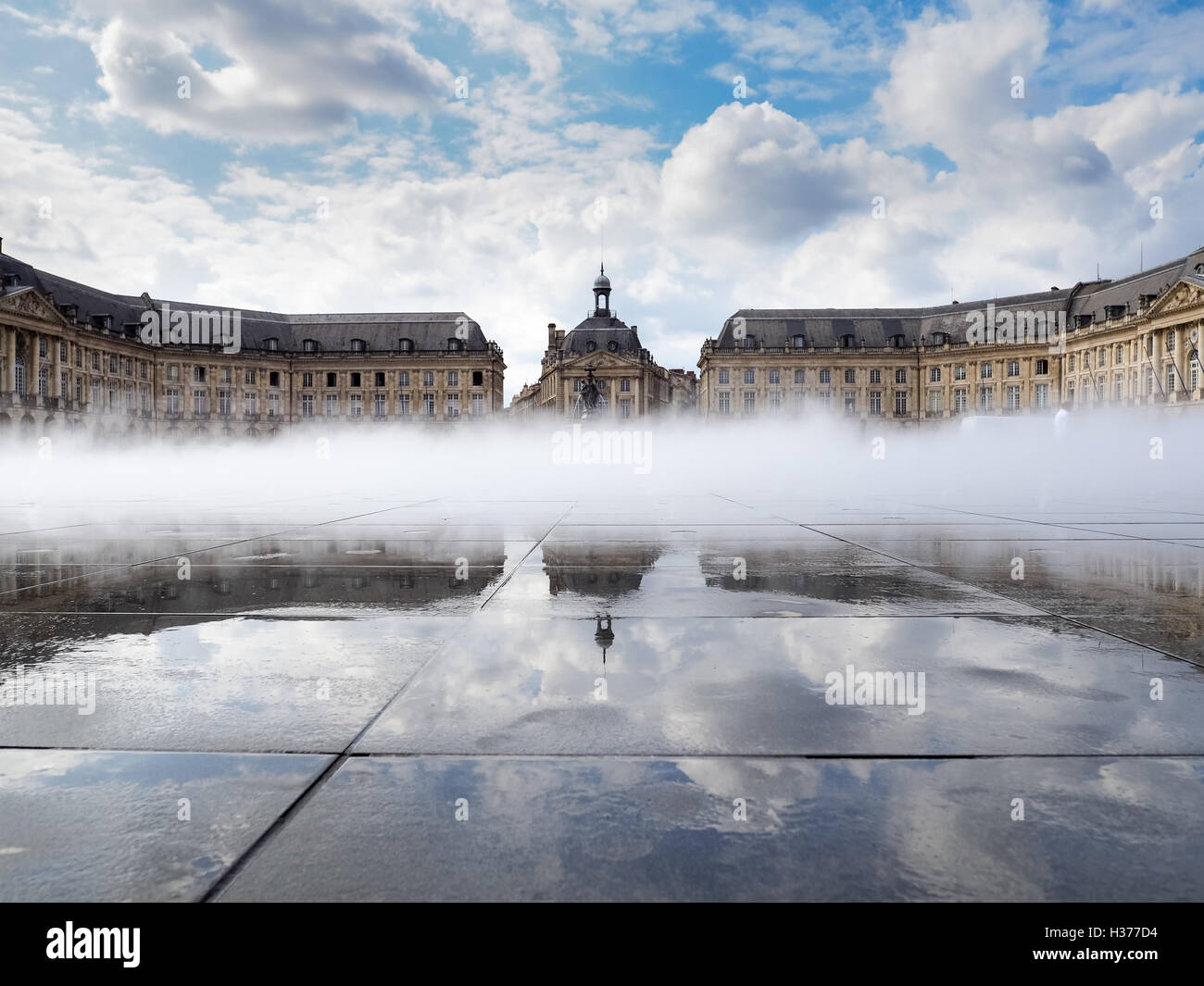 Miroir d'Eau at Place de la Bourse in Bordeaux Stock Photo - Alamy