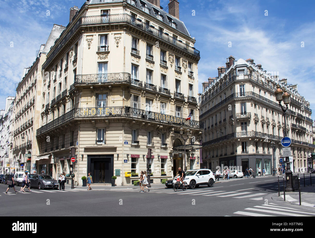 Traffic lights paris bike hi-res stock photography and images - Alamy