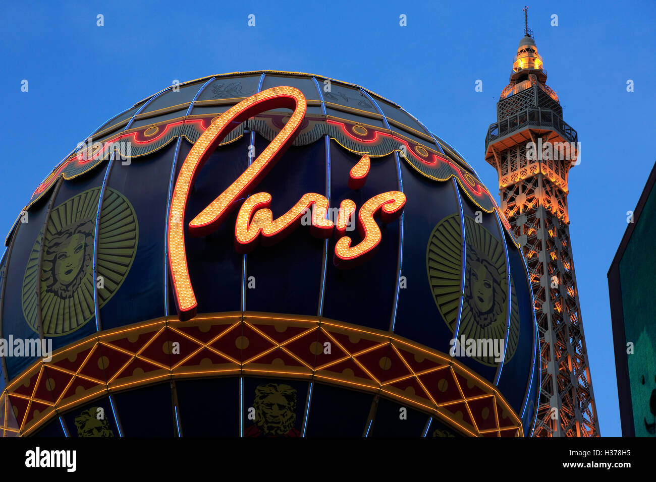 Hot air balloon eiffel tower hi-res stock photography and images - Alamy