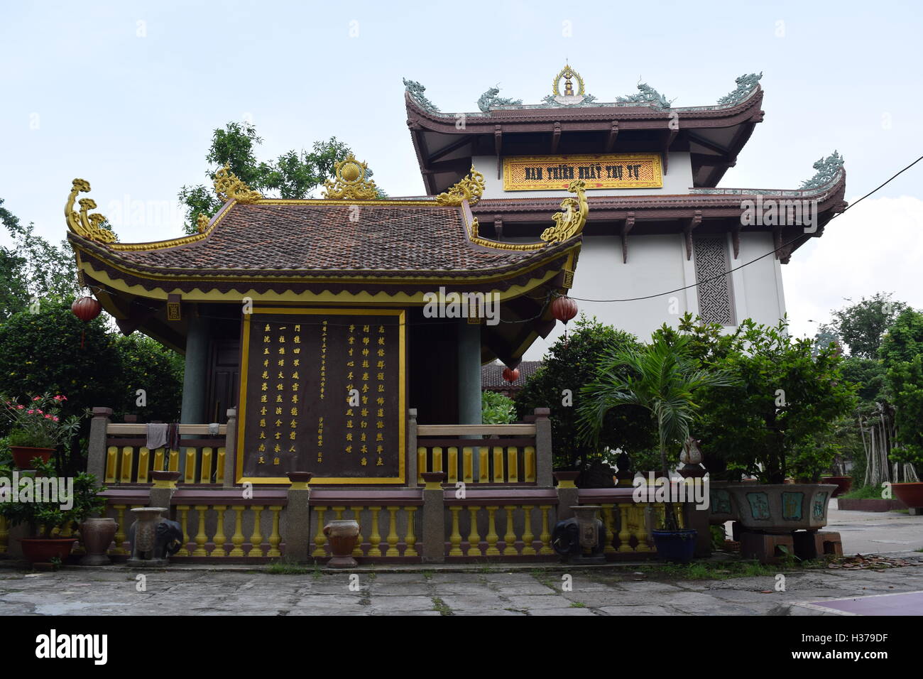 old traditional temple in Ho Chi Minh city, vietnam Stock Photo - Alamy