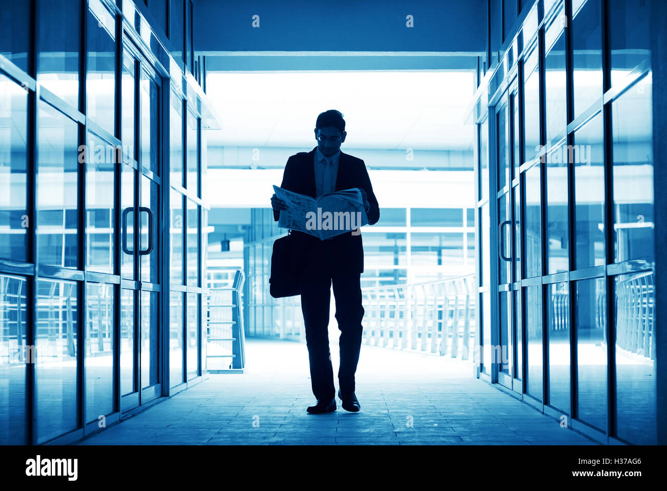 Young man walking reading newspaper hi-res stock photography and images ...