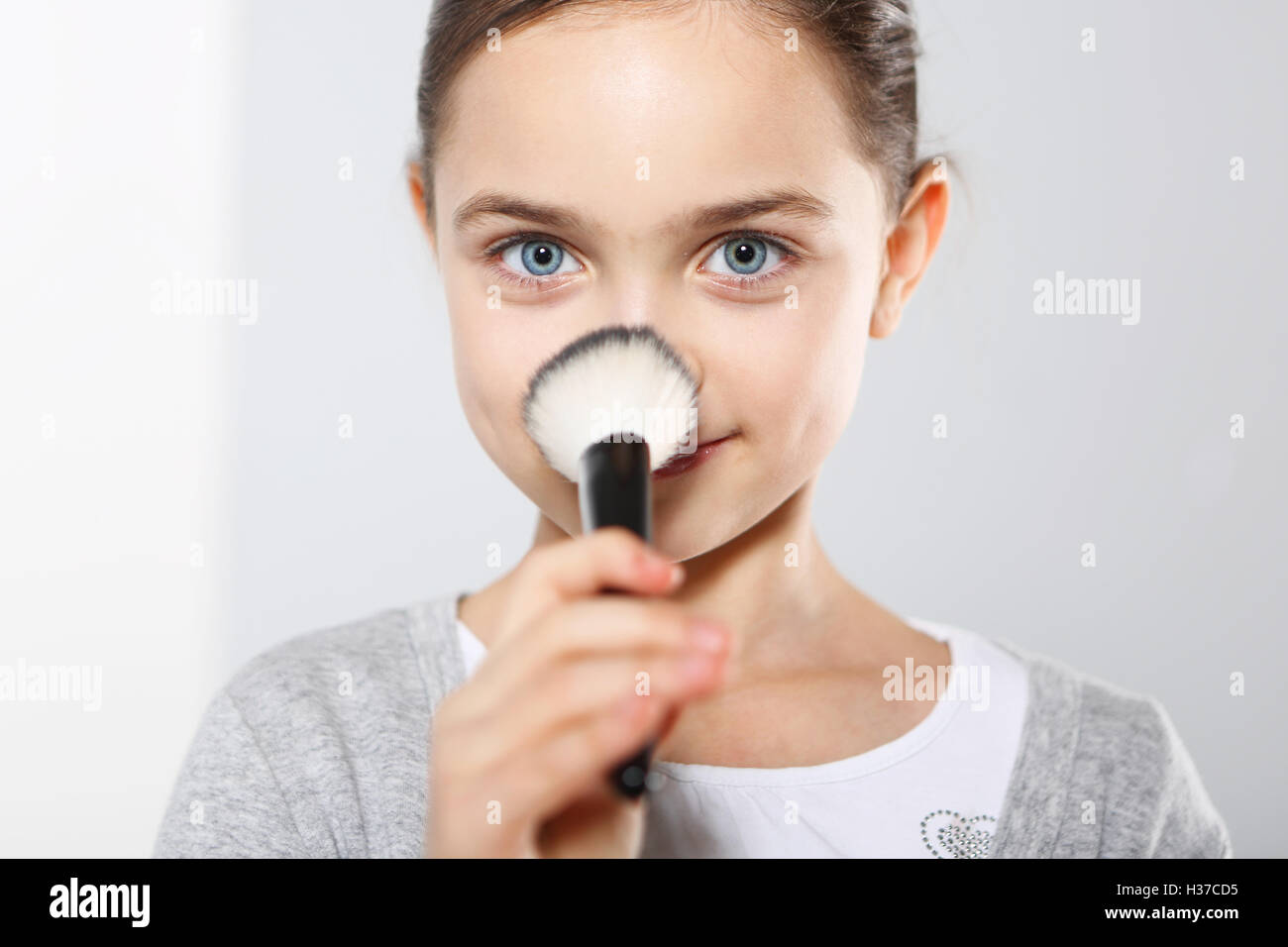 Pretty girl powdering her nose Stock Photo - Alamy