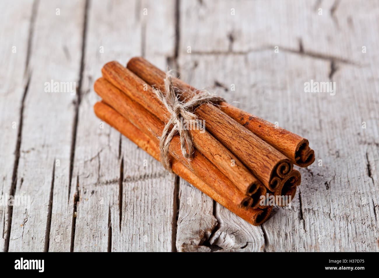 stack of cinnamon sticks Stock Photo - Alamy