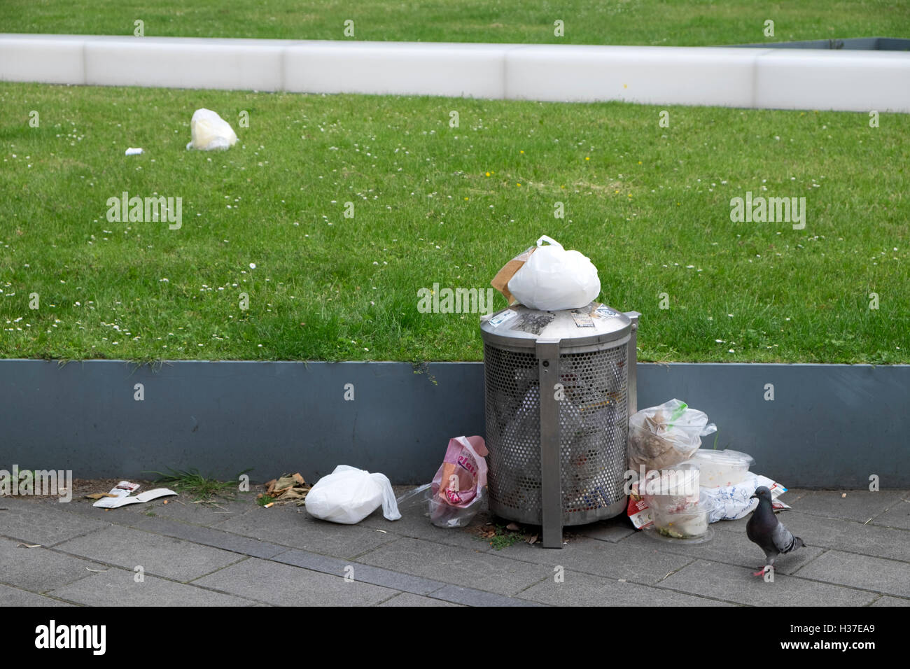 Overfull rubbish bin hi-res stock photography and images - Alamy