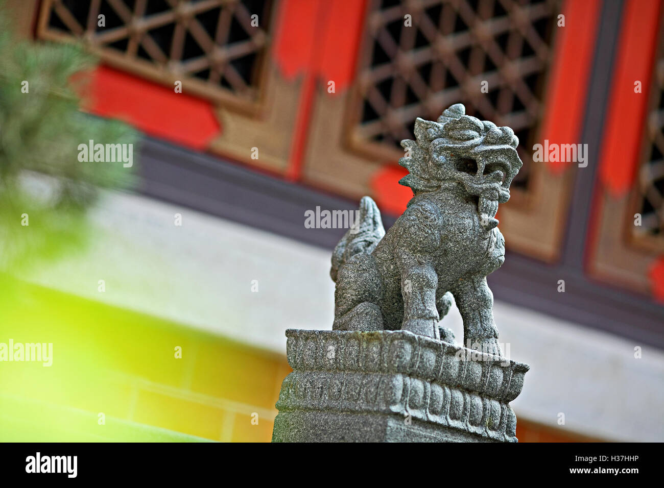 Ancient chinese lion statue hi-res stock photography and images - Alamy