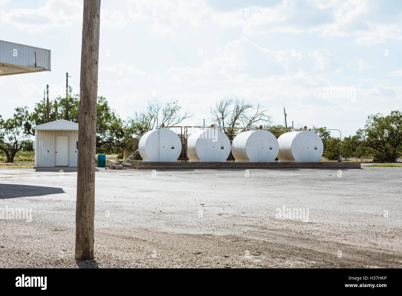 four gas tanks outside in Texas Stock Photo - Alamy