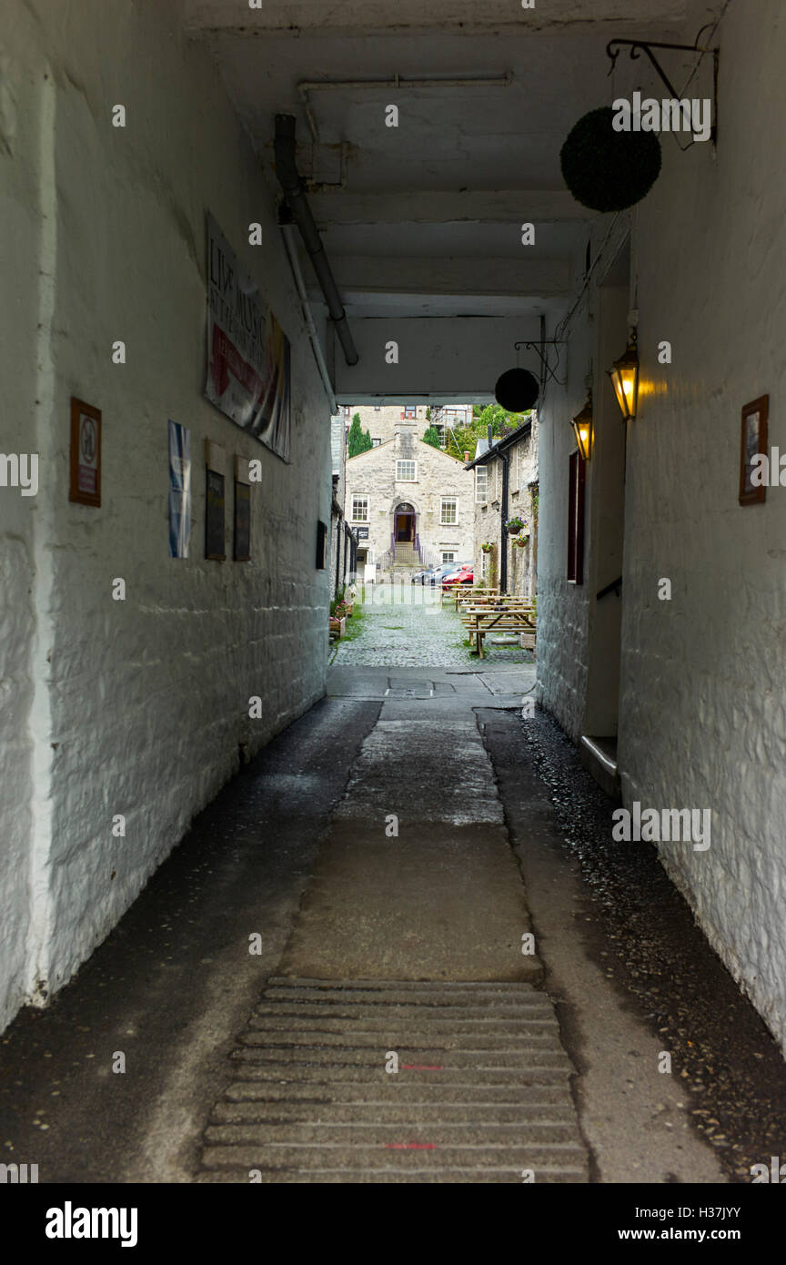 Yard alley hi-res stock photography and images - Alamy