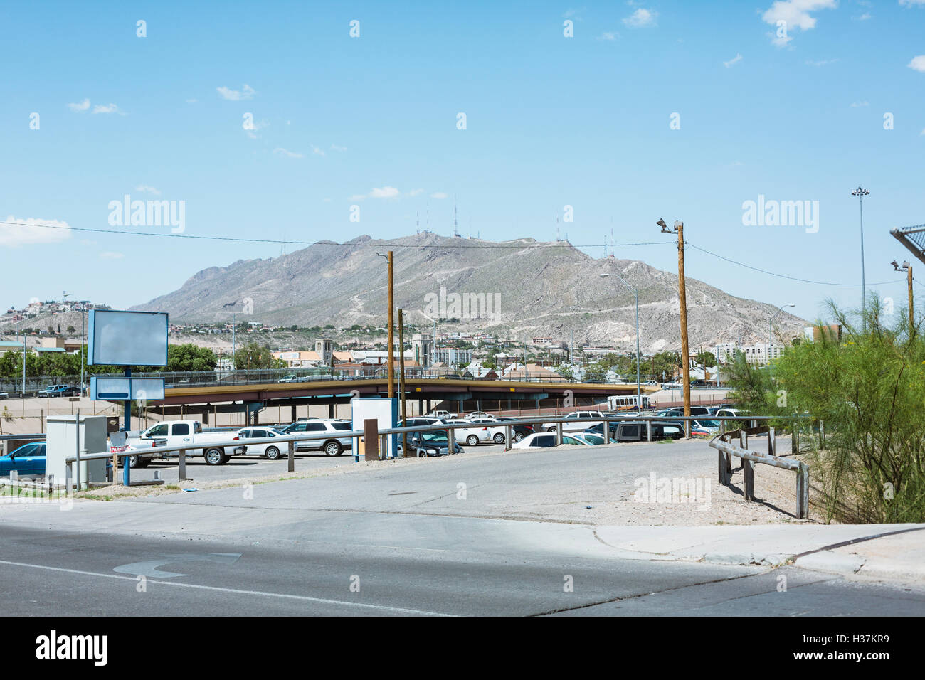 El Paso cityscape with mountain in background Stock Photo - Alamy