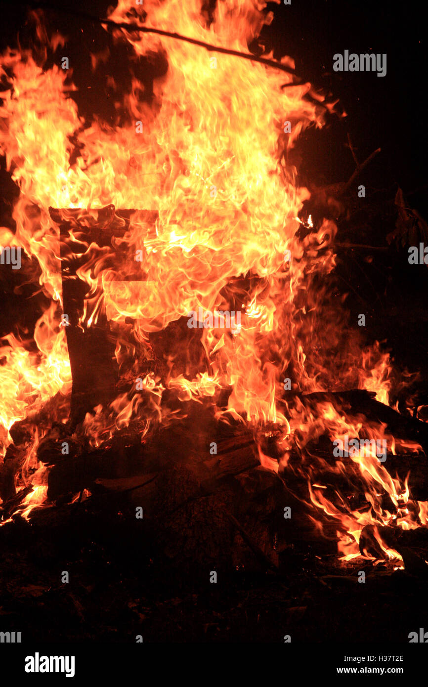 Camp fire in the dark Stock Photo - Alamy