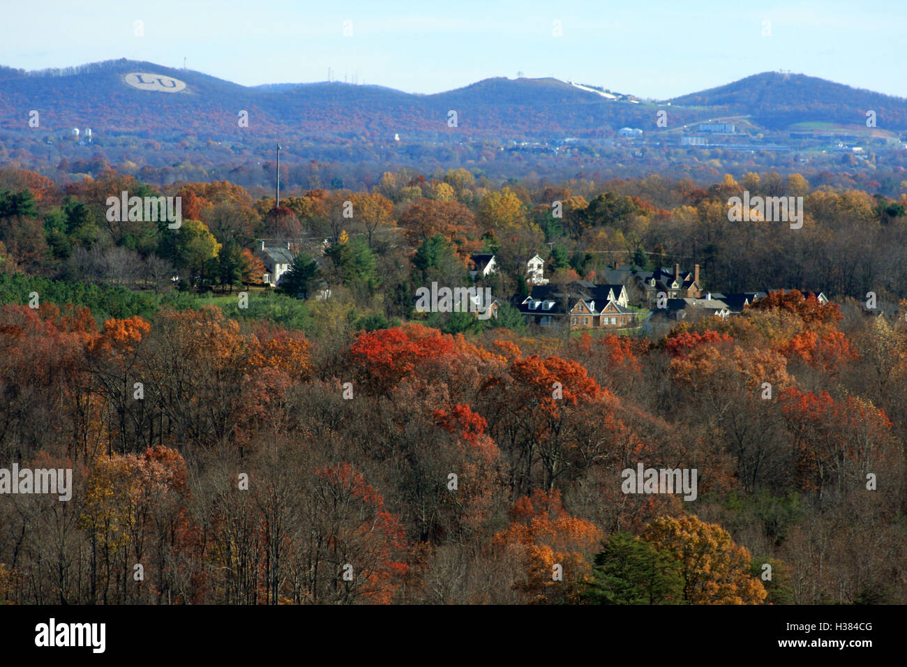 Peaceful neighborhood fall home hi-res stock photography and images - Alamy