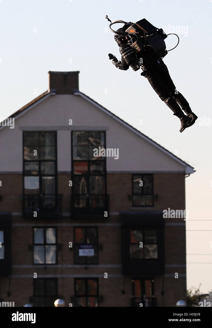 David Mayman pilots the JB-10 Jetpack flying machine over the Royal ...