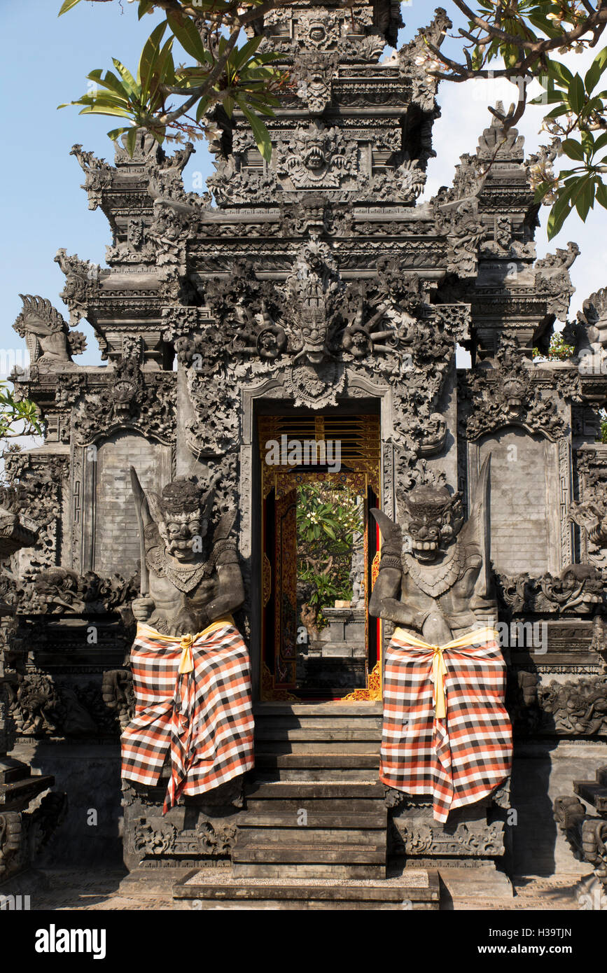 Indonesia, Bali, Lovina, Pura Segara Hindu temple, sculptures guarding ...