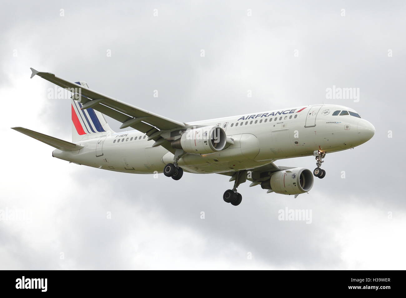 Air France Airbus A320-200 F-HEPE arriving at Birmingham Airport, UK ...