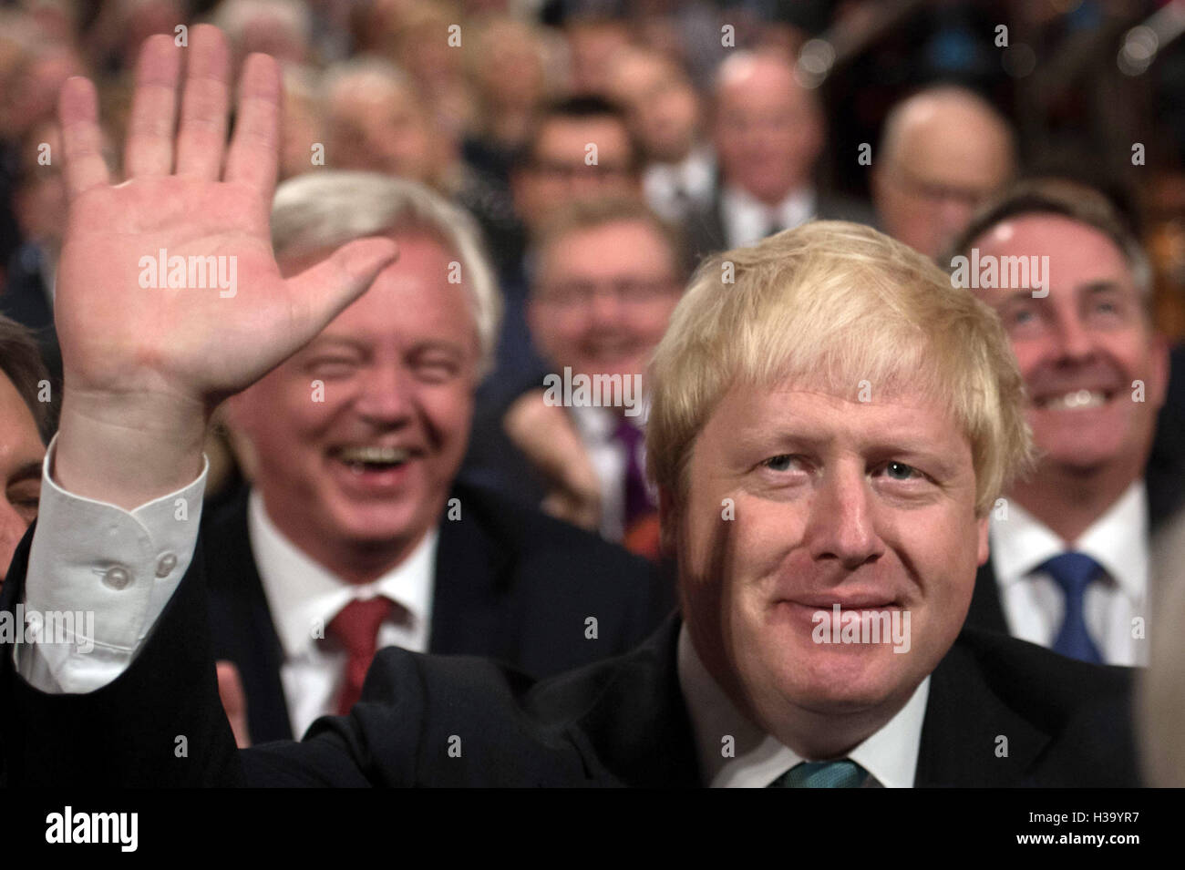 Boris johnson waves hi-res stock photography and images - Alamy