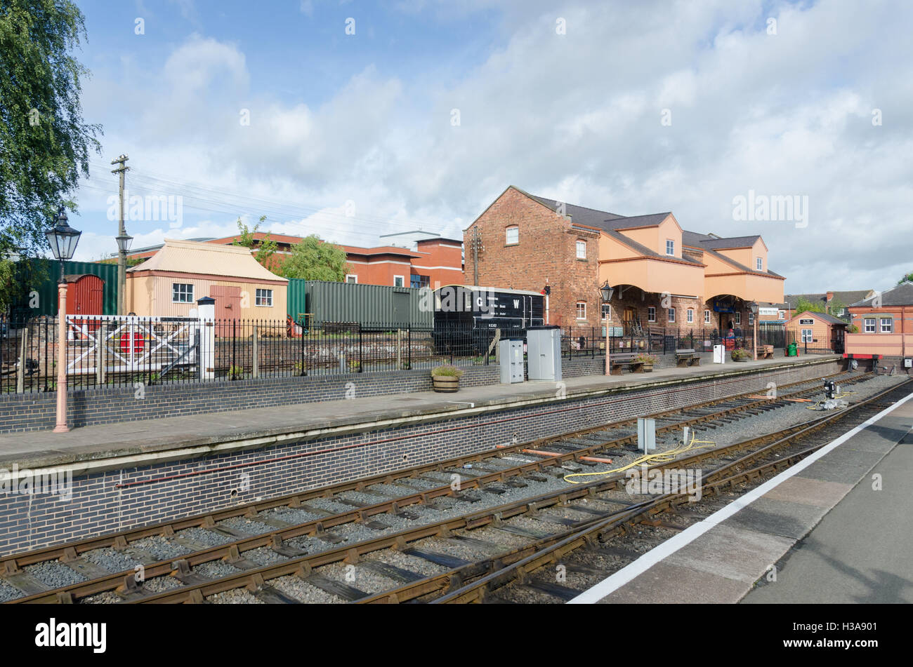 Outdoor platforms at Kidderminster Railway Station on the Severn Valley ...