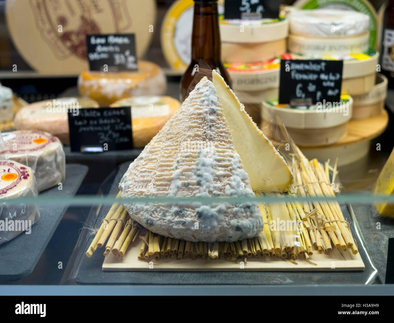 Le triangle paris hi-res stock photography and images - Alamy