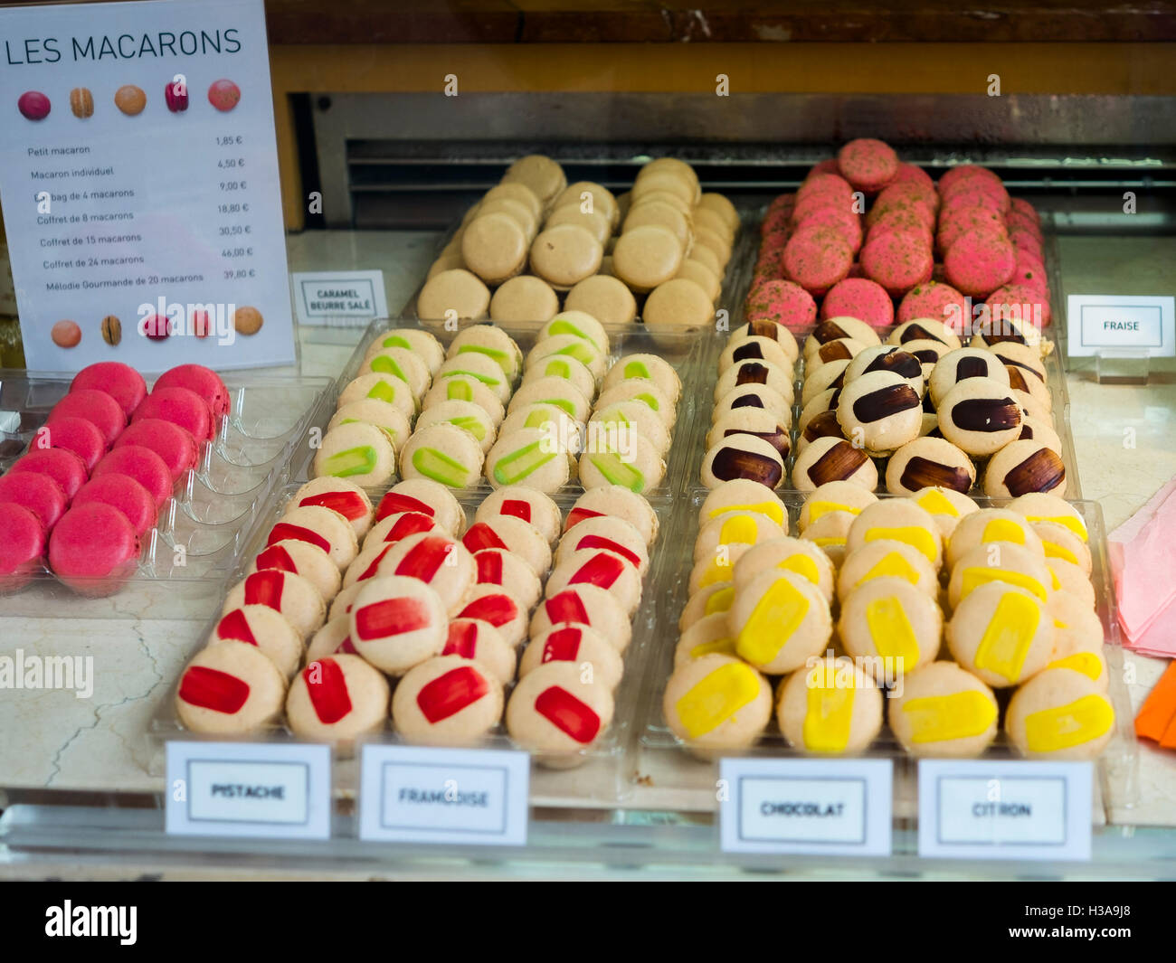 Colour macarons hi-res stock photography and images - Alamy