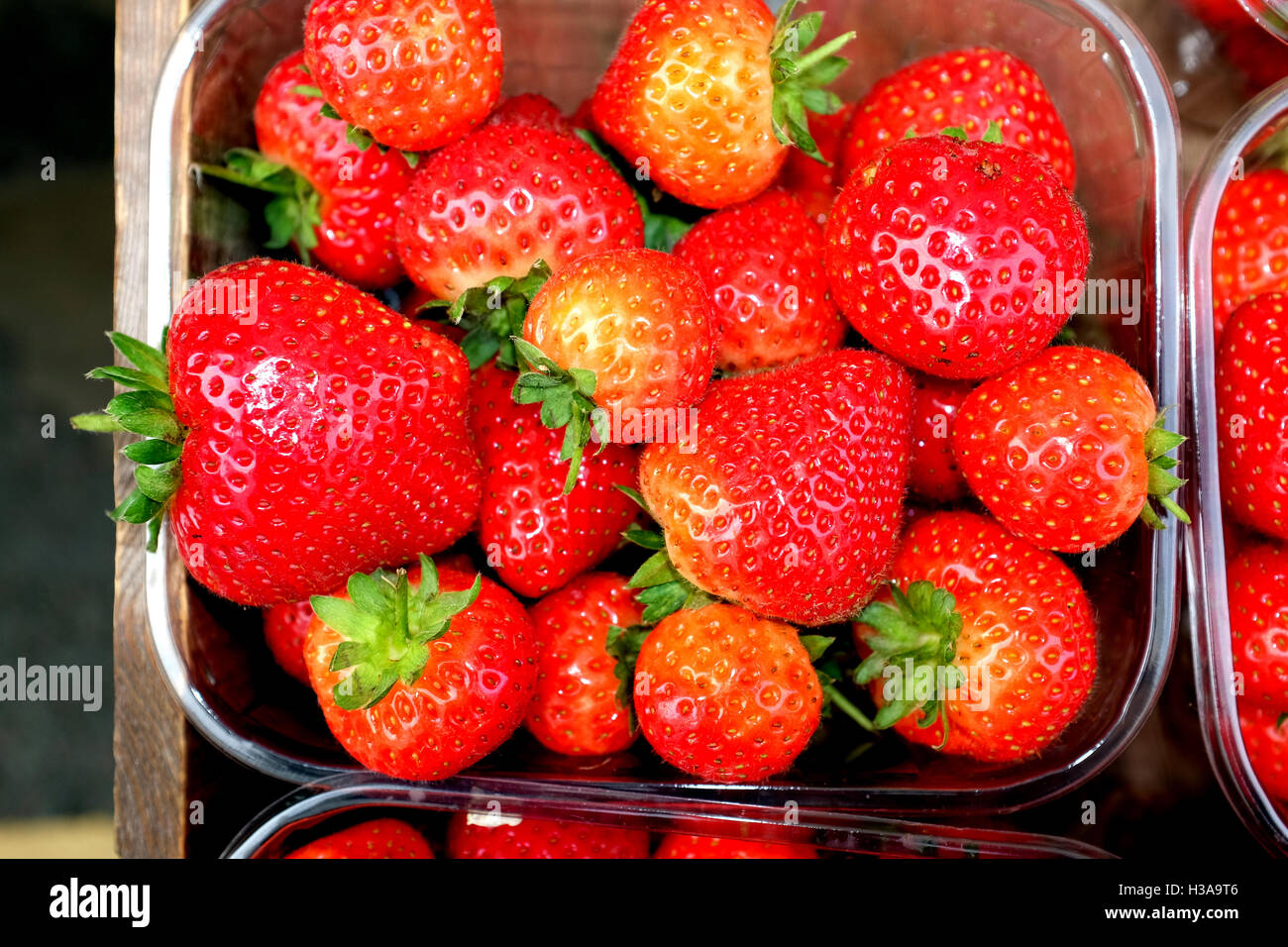 Shop display of strawberries hi-res stock photography and images - Alamy