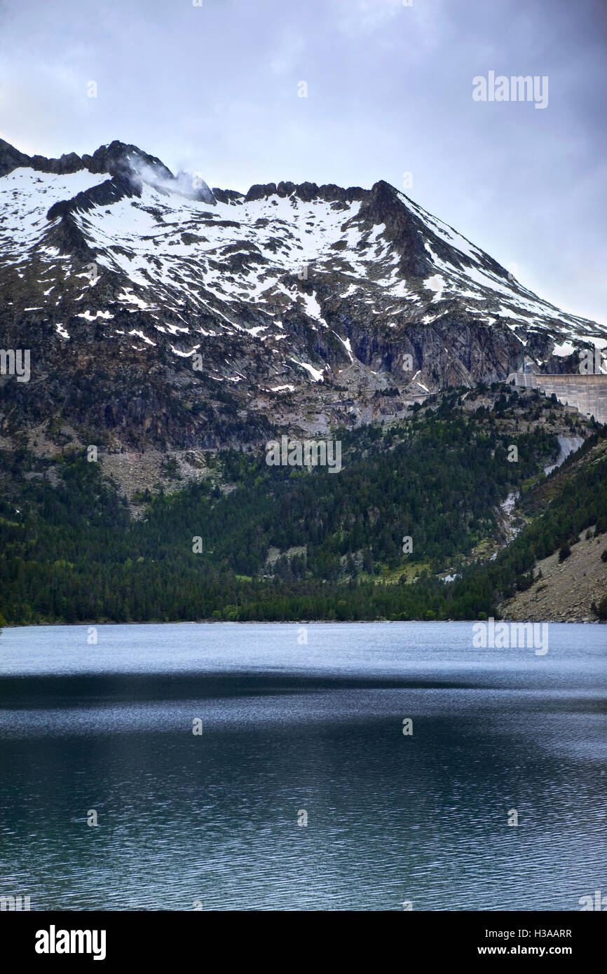 Mountain lake pyrenees france hi-res stock photography and images - Alamy