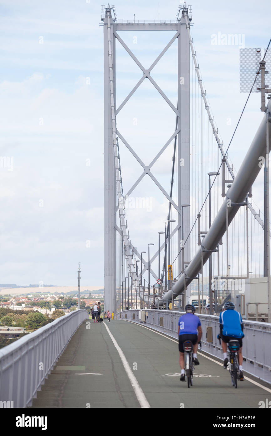 Cyclists using cycle path hi-res stock photography and images - Alamy