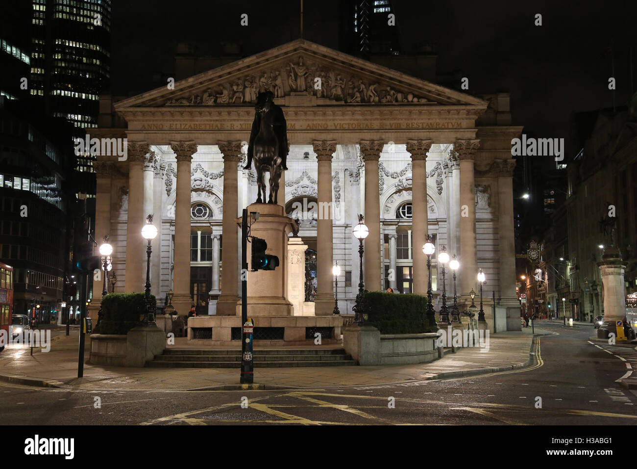 Bank station statue hi-res stock photography and images - Alamy