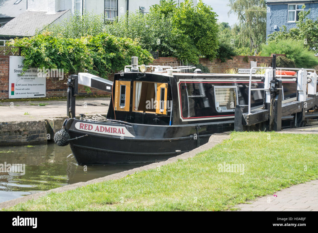 Canal boat going through lock hi-res stock photography and images - Alamy
