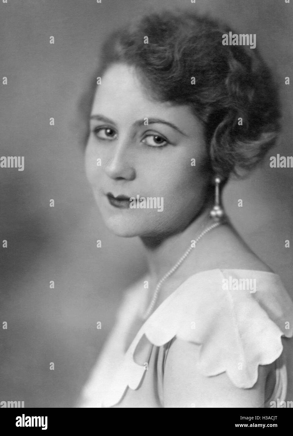 Portrait of a woman, 1930 Stock Photo - Alamy