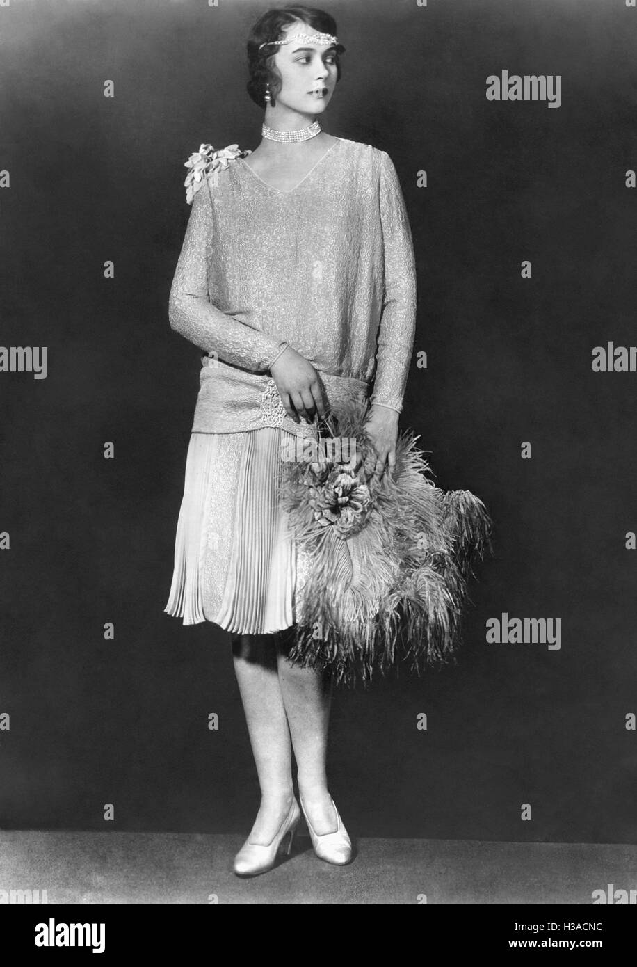 Pleated fashion 19* Black and White Stock Photos & Images - Alamy