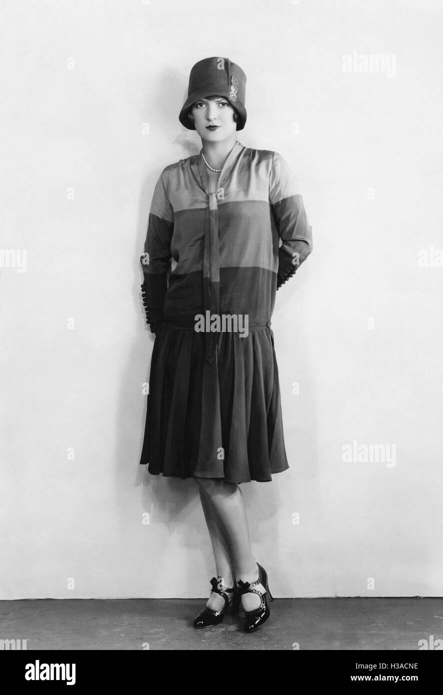 Women's fashion in 1927 hi-res stock photography and images - Alamy