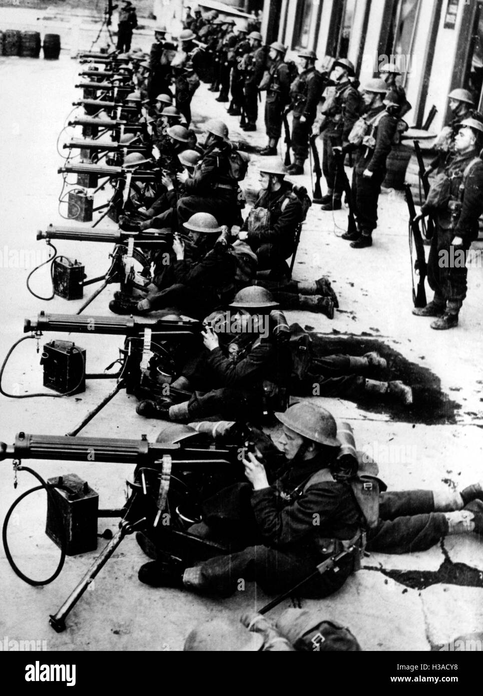 British guns ww2 hi-res stock photography and images - Alamy