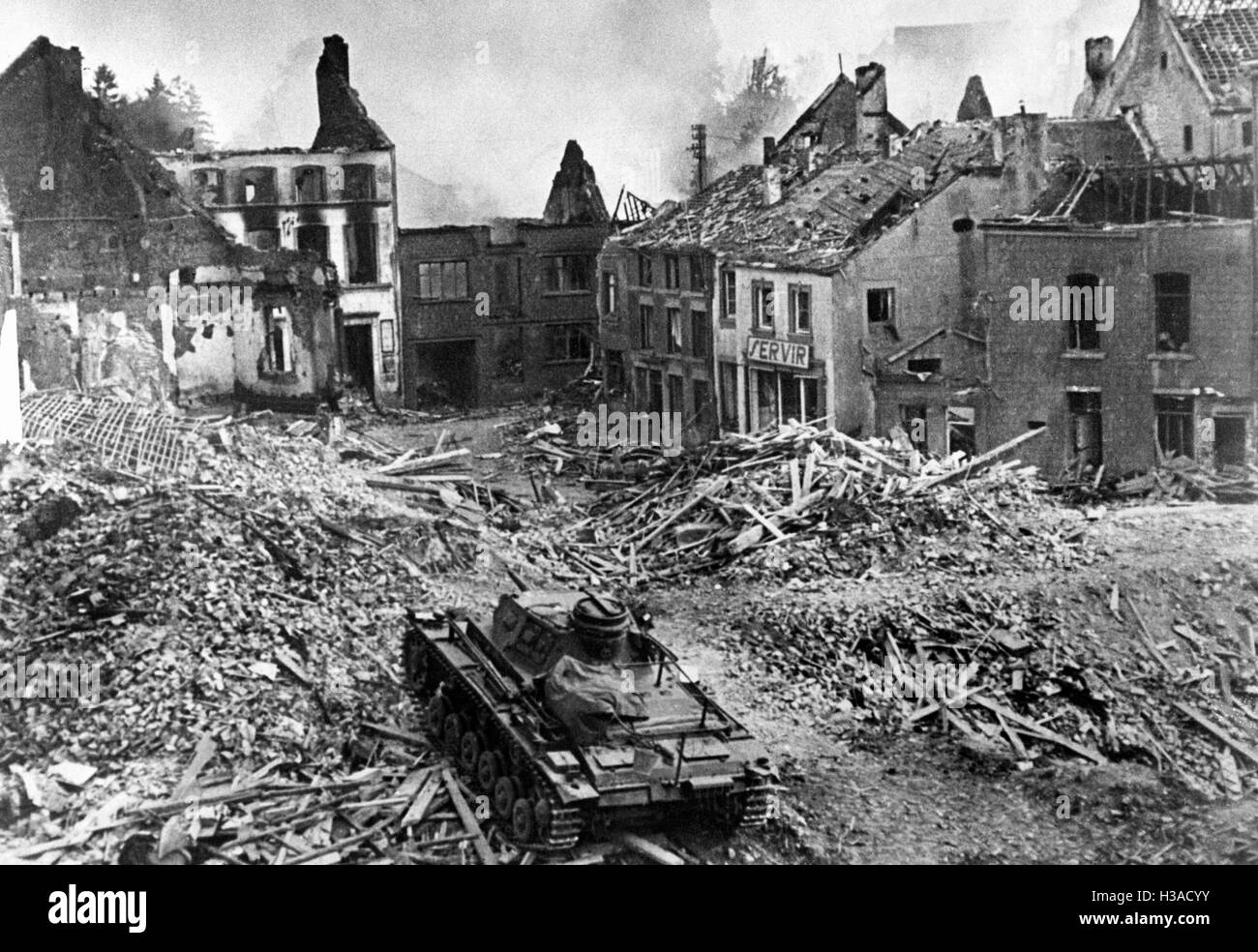 Destroyed german tank panzer iii Black and White Stock Photos & Images ...