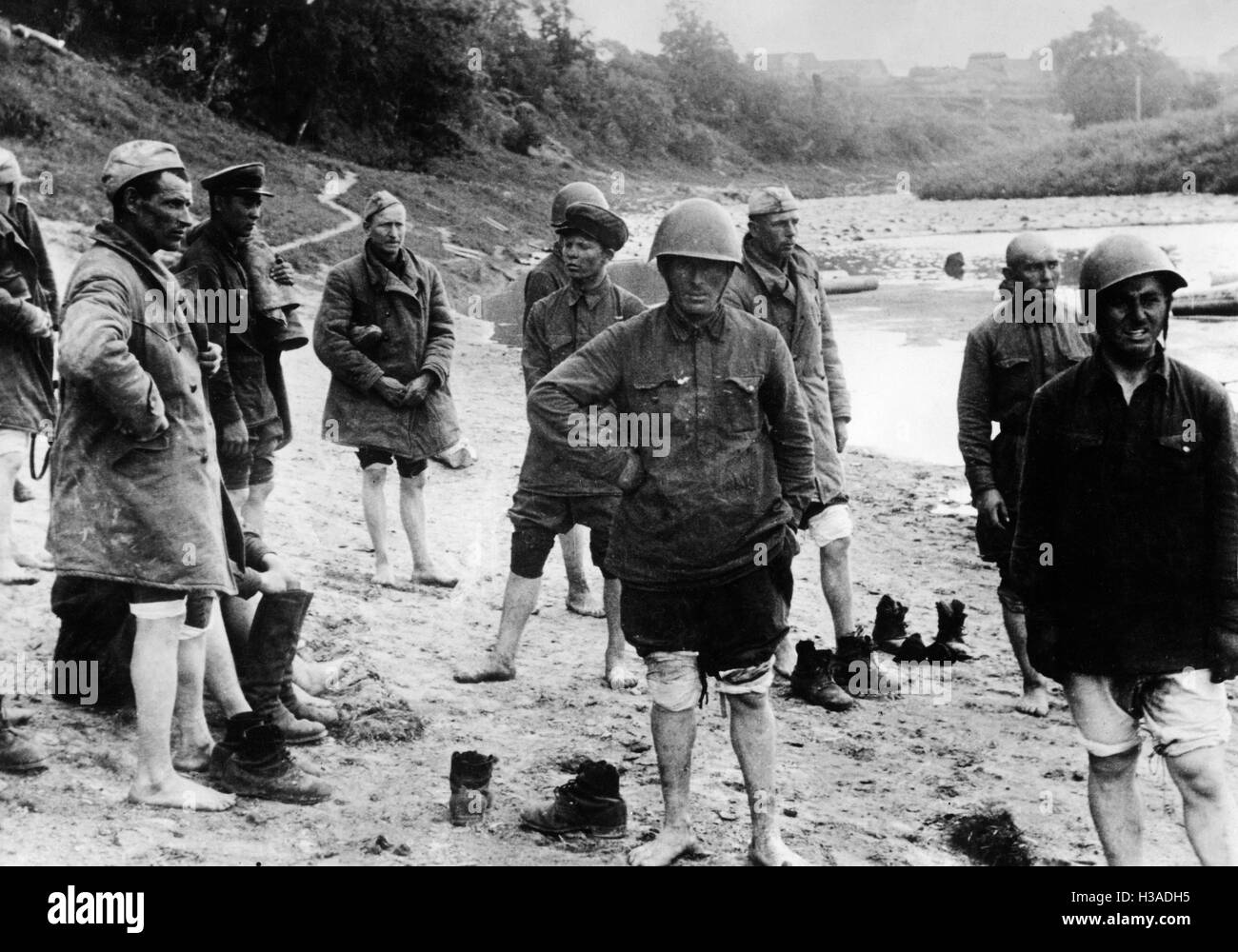 Army soldiers fighting war Black and White Stock Photos & Images - Alamy