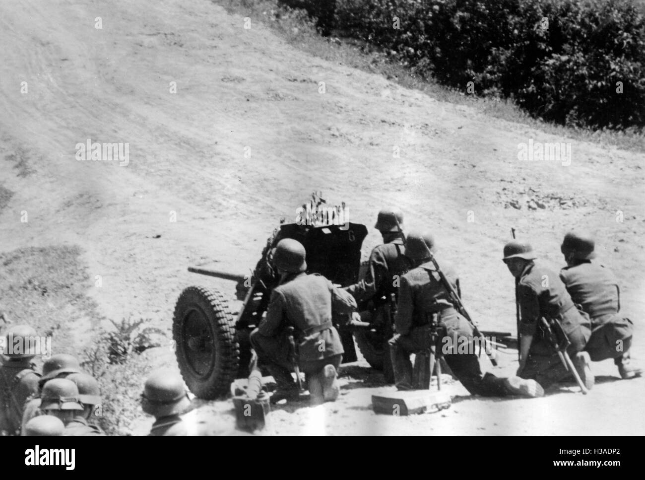 Pak anti tank gun hi-res stock photography and images - Alamy
