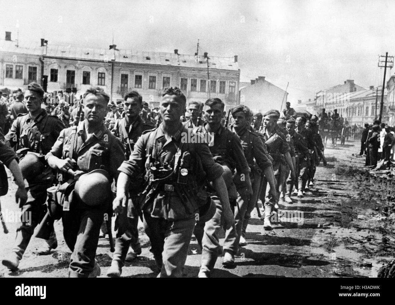 German infantrymen marching on the Eastern Front, 1941 Stock Photo - Alamy