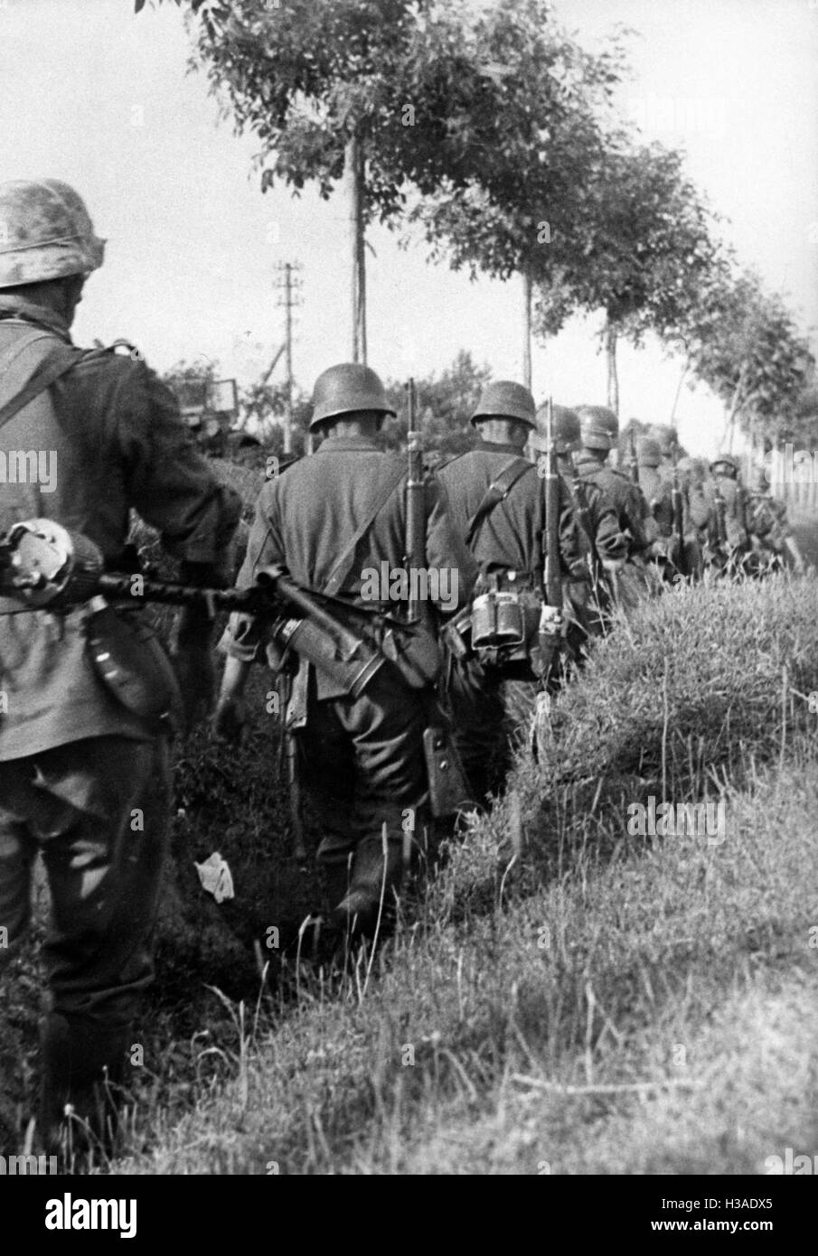 German infantry during the advance on the Eastern Front, 1941 Stock ...