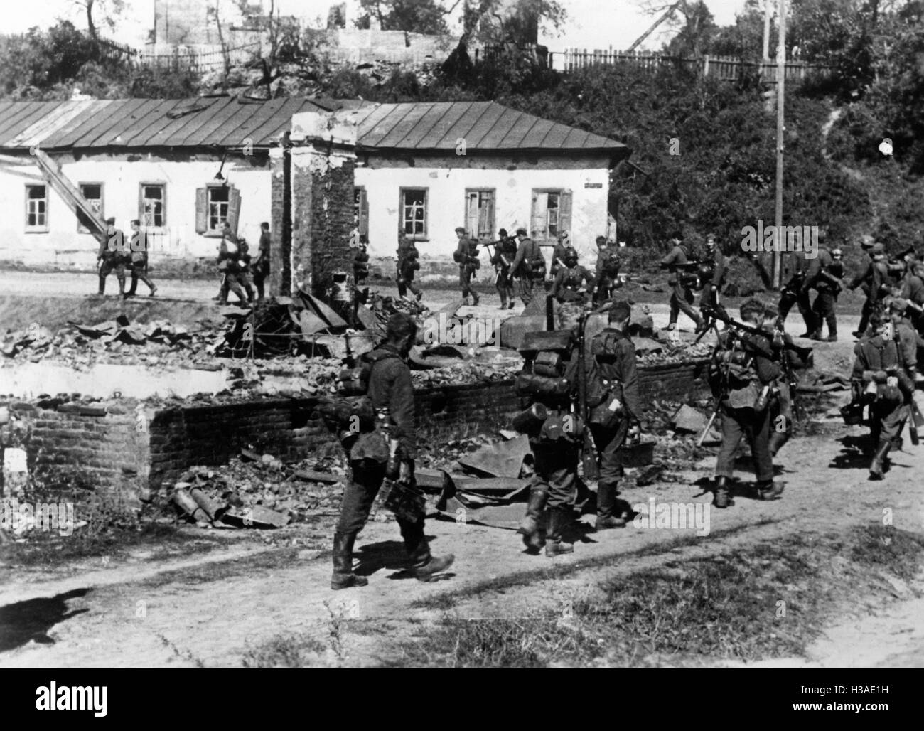 Advancing infantry hi-res stock photography and images - Alamy