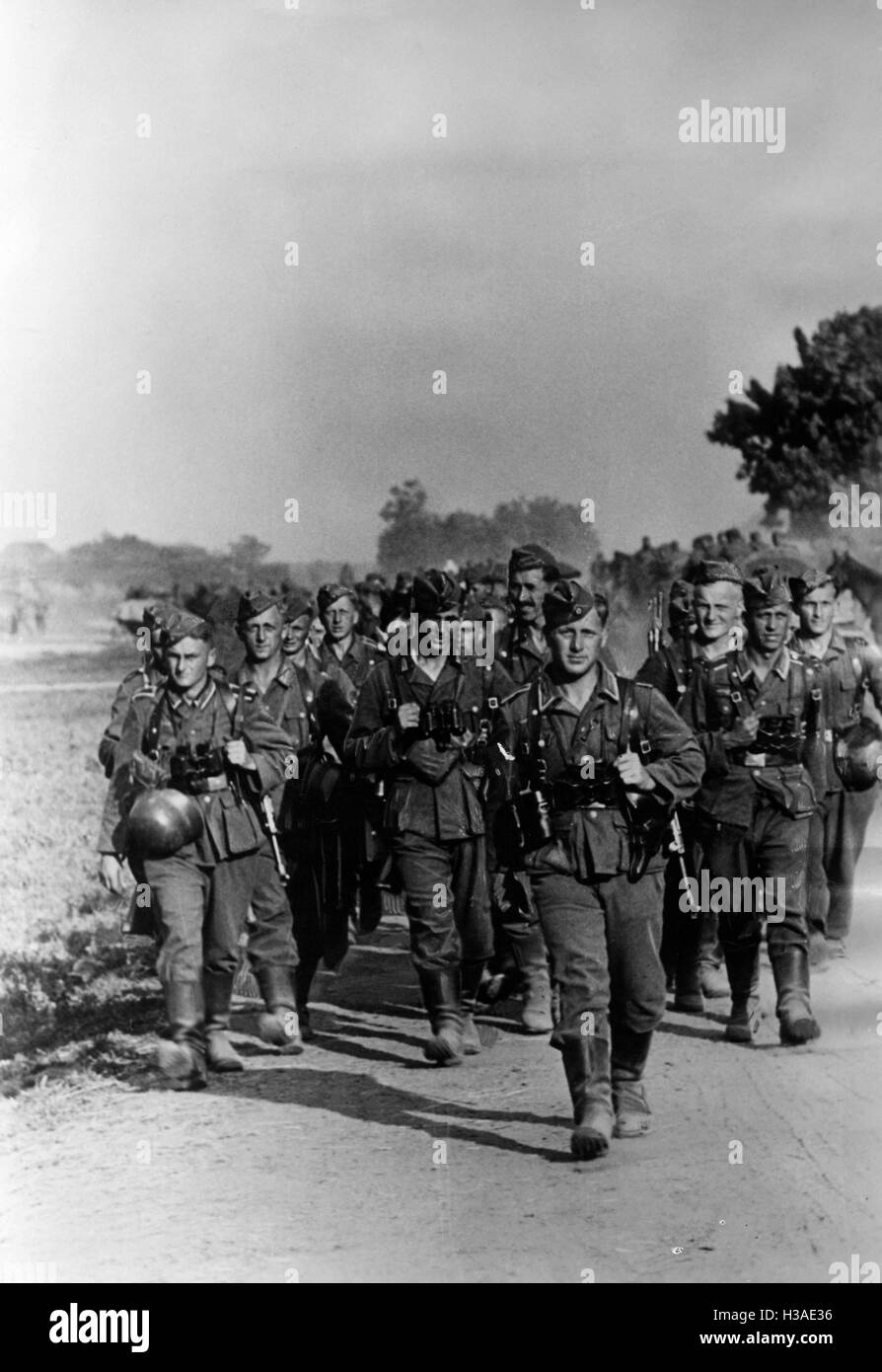 Marching infantry hi-res stock photography and images - Alamy
