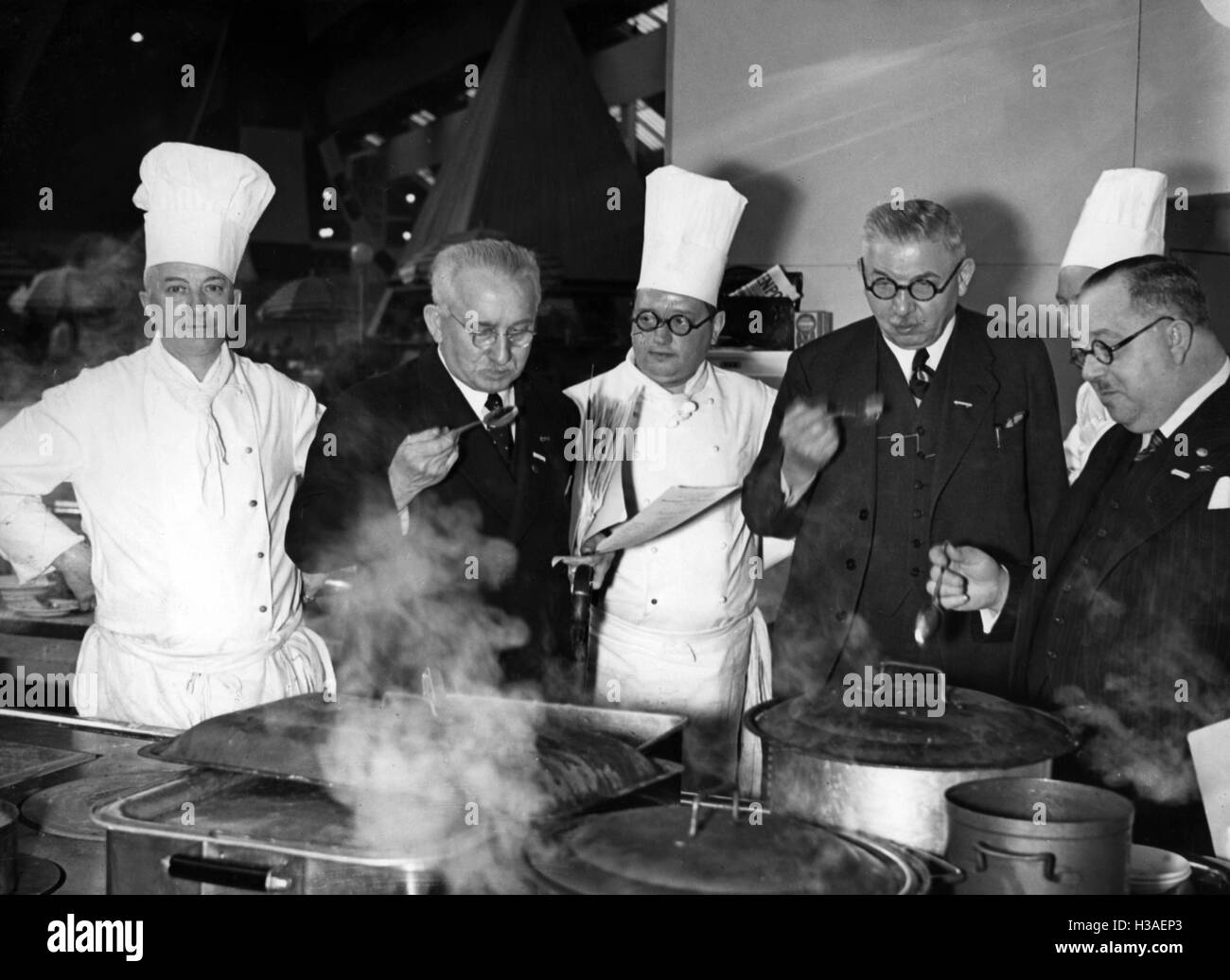 WHW stew competition in Berlin, 1936 Stock Photo - Alamy