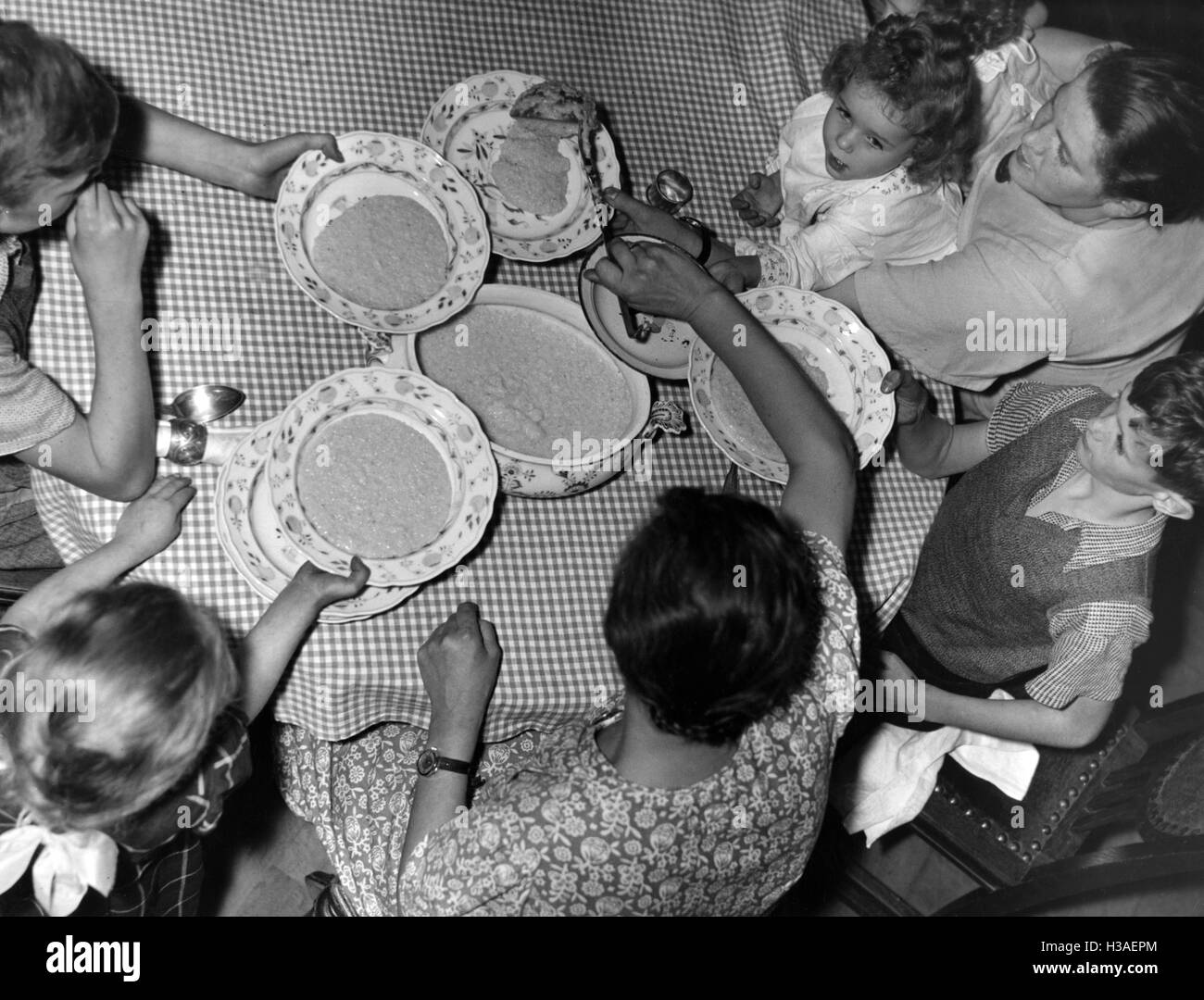 Families eating stew Stock Photo - Alamy