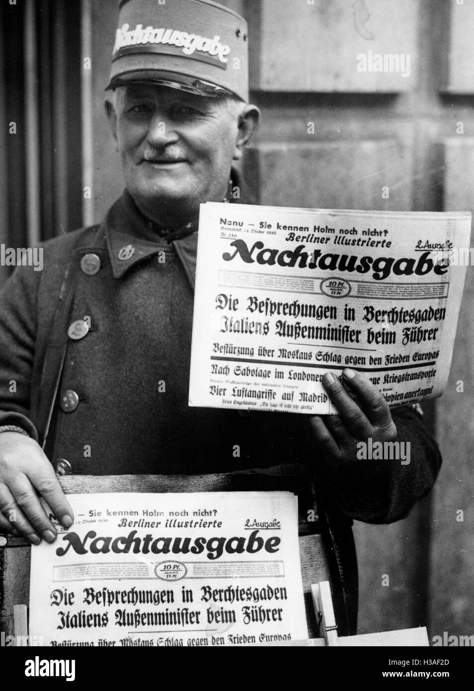 Newspaper journalist street hi-res stock photography and images - Alamy