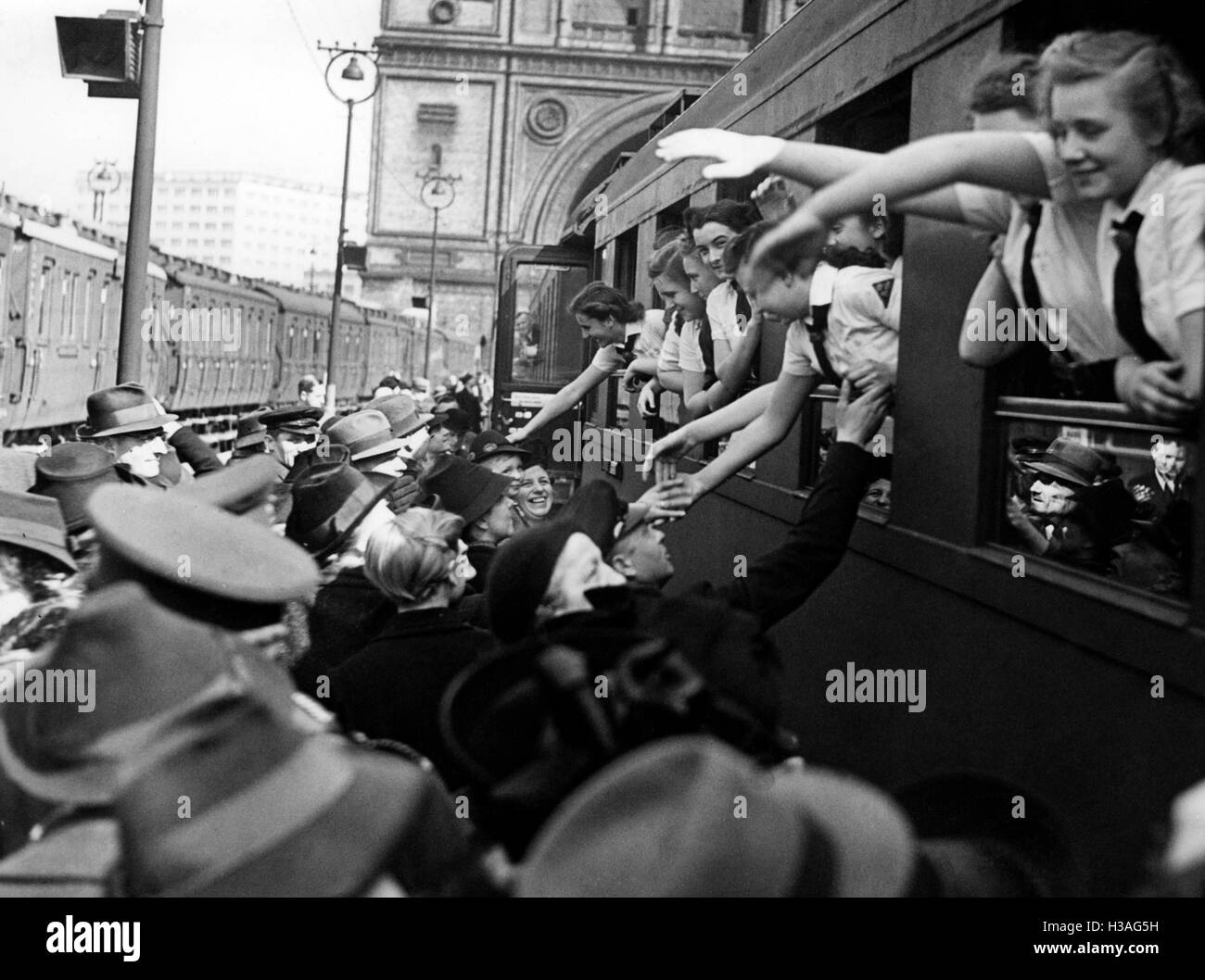 Berlin members of the BDM travel to the country service, 1940 Stock ...