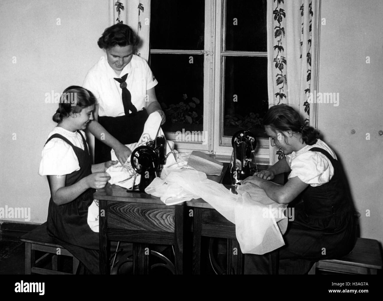 Girls in a sewing class hi-res stock photography and images - Alamy