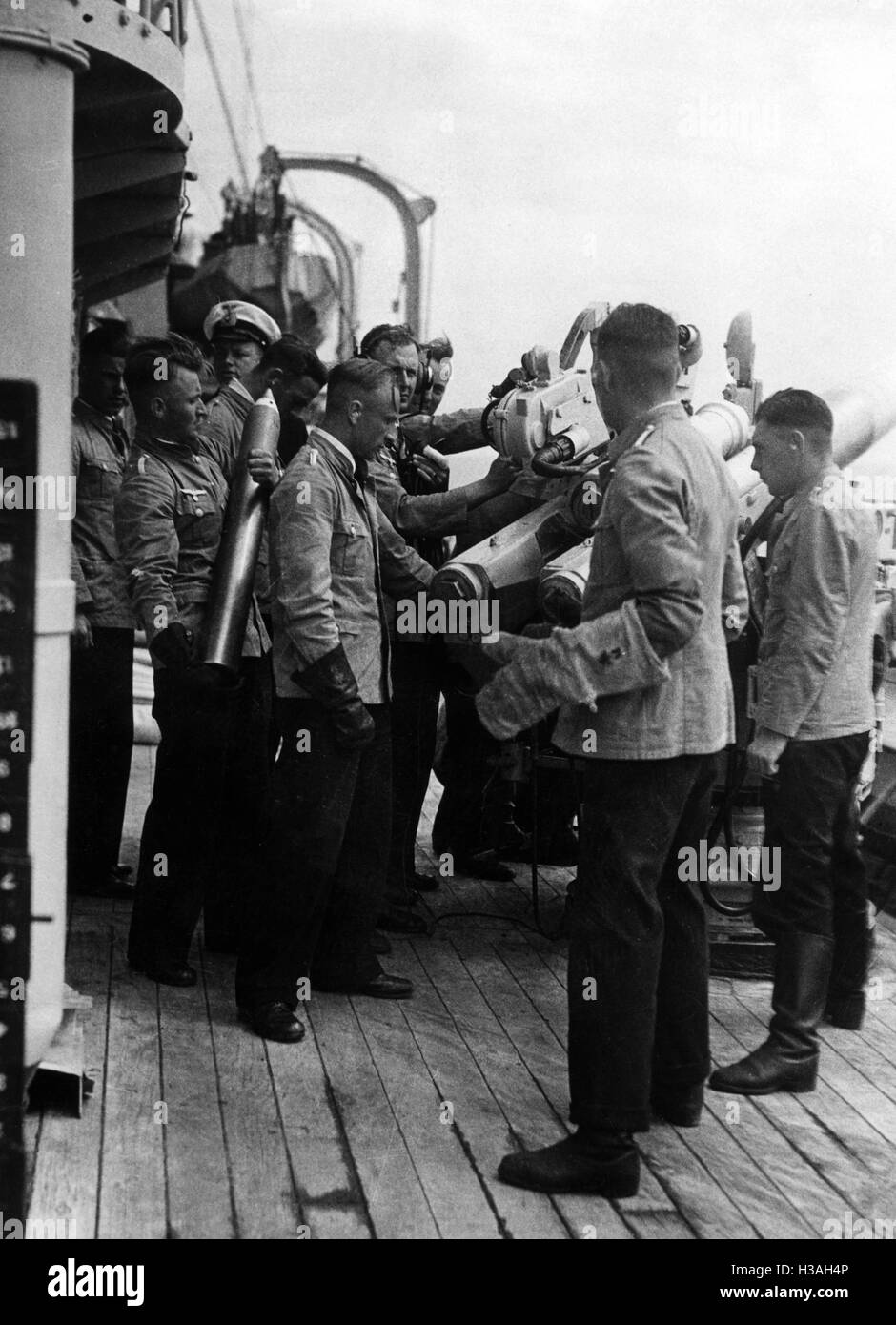 Gunnery hi-res stock photography and images - Alamy