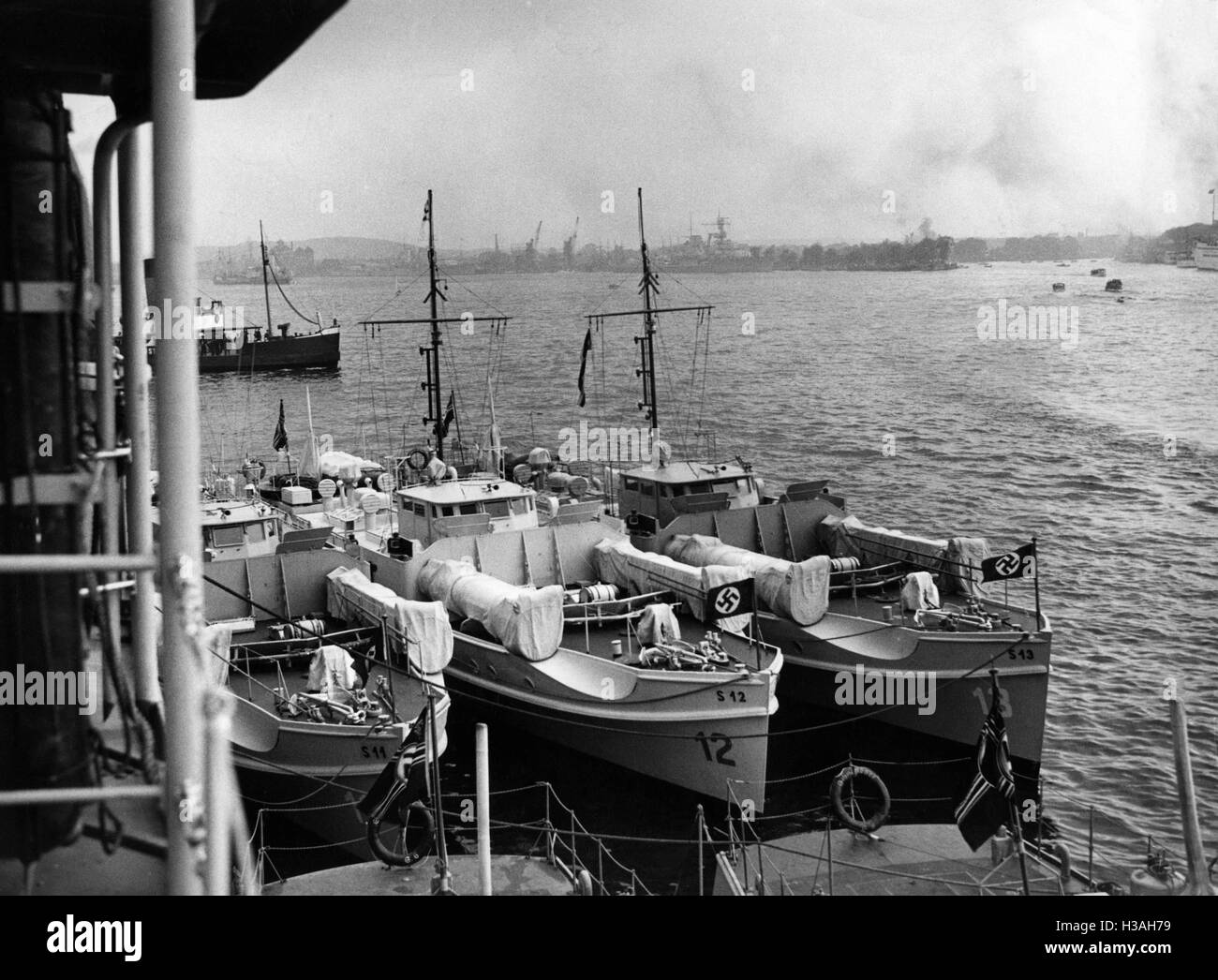 Accommodation boats Black and White Stock Photos & Images - Alamy