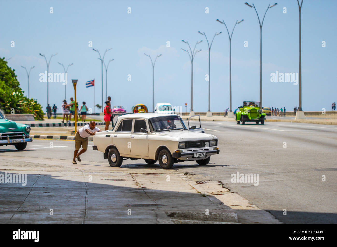 Russian cars are being restored in Cuba remains very popular and cheap ...