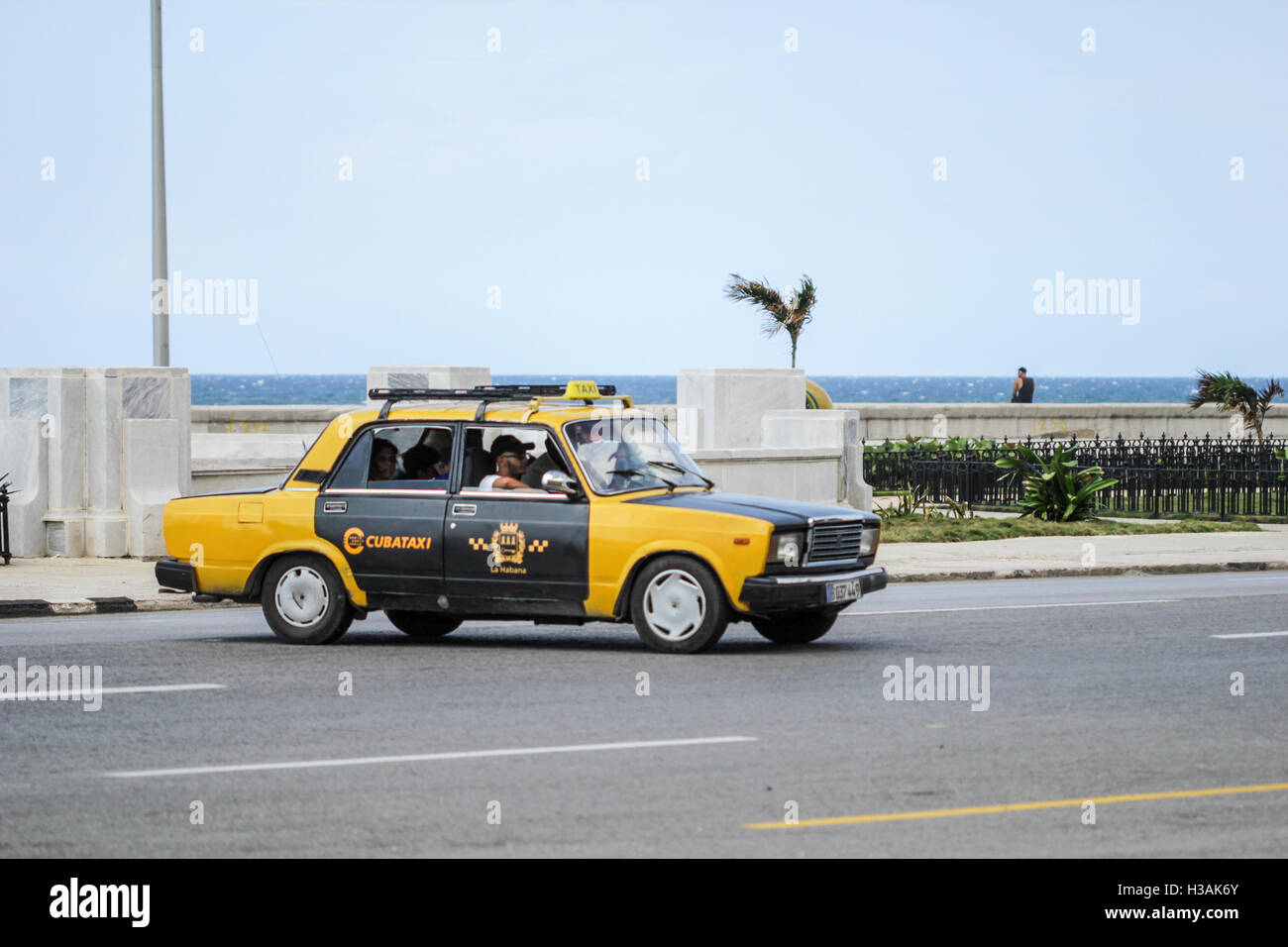 Russian cars are being restored in Cuba remains very popular and cheap ...
